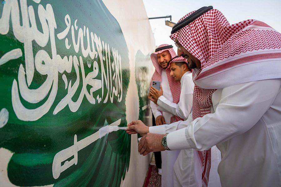 أمير القصيم يدشنُ مبادرةَ معالجة التشوه البصري عبر الفن التشكيلي