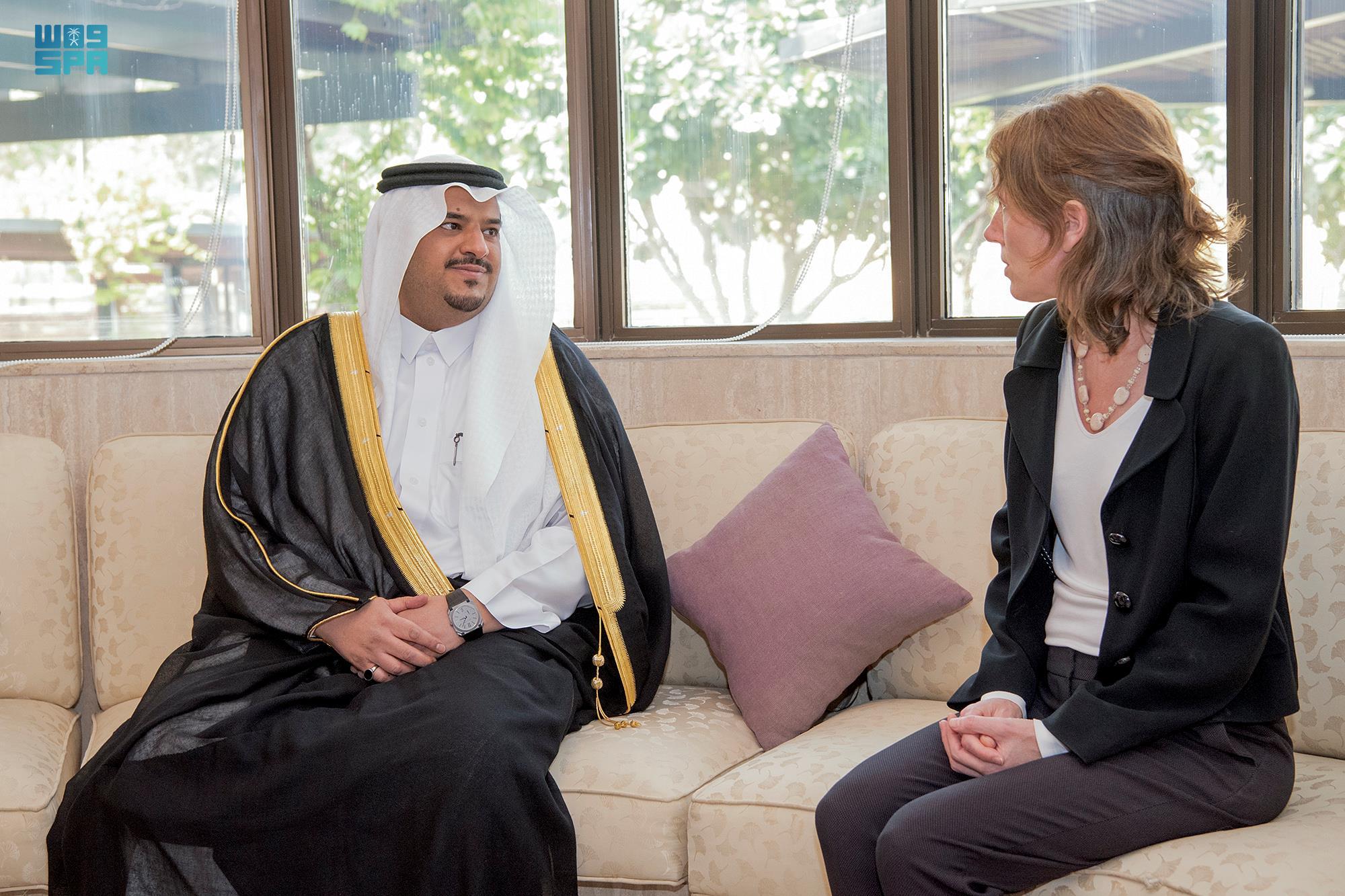 أمير الرياض بالنيابة يزور سفارة المملكة المتحدة بالمملكة ويقدّم العزاء