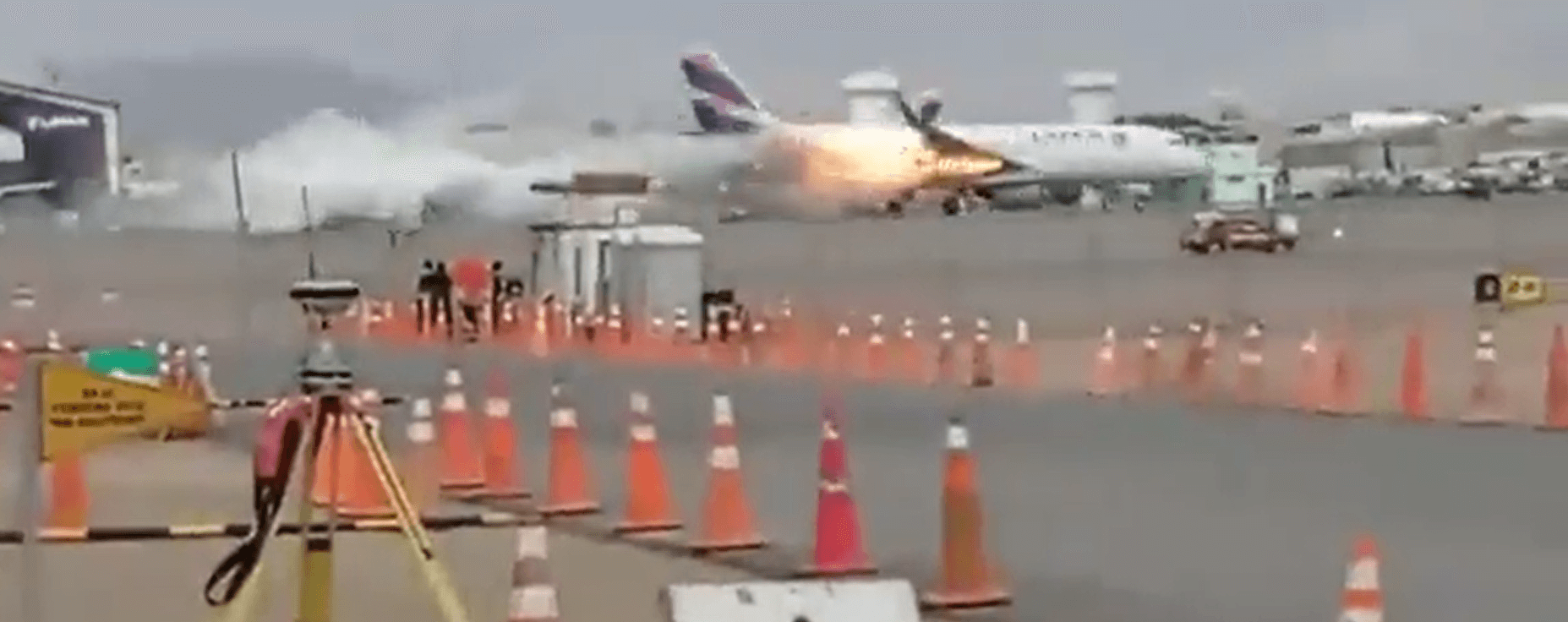 مصرع بيروفيَّيْن في اصطدام طائرة أثناء إقلاعها بسيارة إطفاء