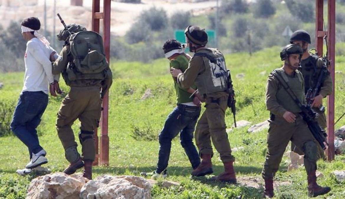 الاحتلال الإسرائيلي يعتقل 10 فلسطينيين بالضفة والقدس واقتحام “الأقصى”