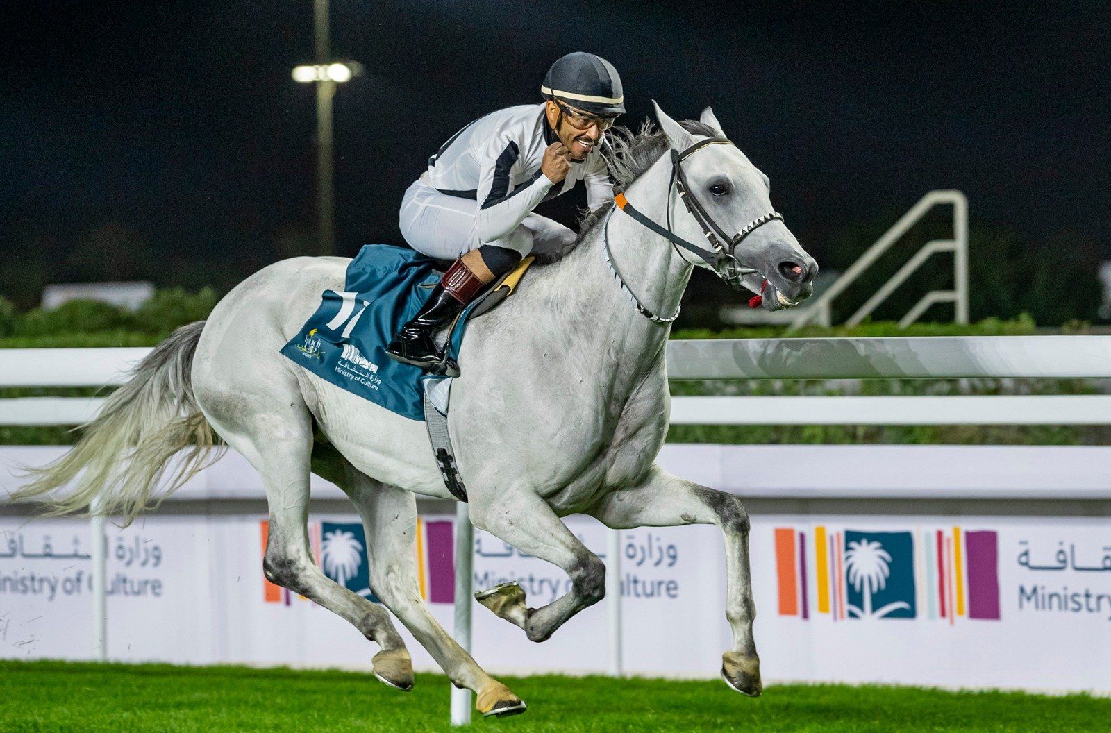 أكثر من مليوني ريال تنتظر متسابقي نادي سباق الخيل يومي الجمعة والسبت