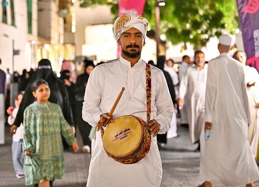 “المسحراتي” يستحضر عادات جدة التاريخية قبل 50 عاماً