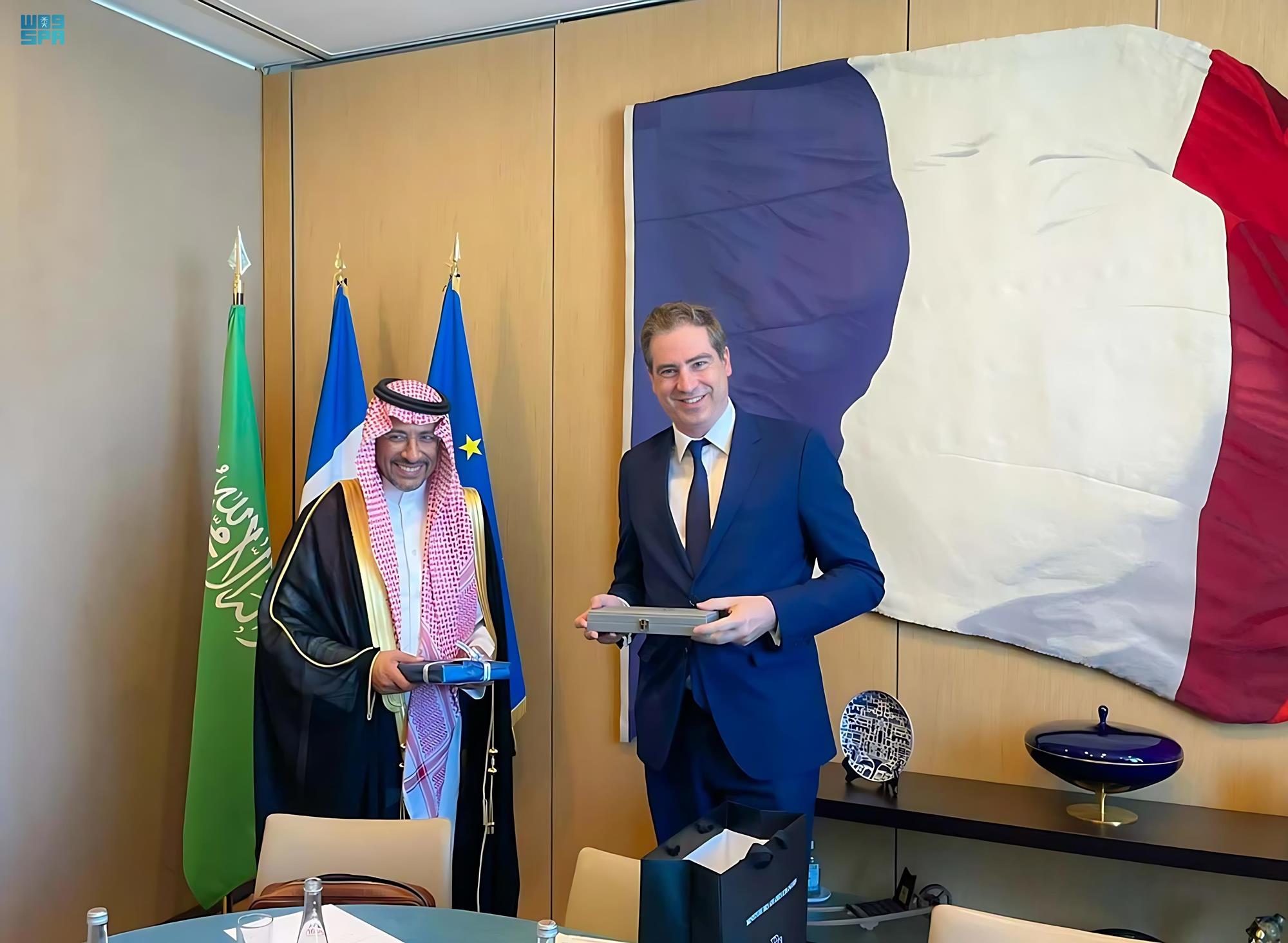 وزير الصناعة يبحث مع وزير التجارة الخارجية الفرنسي تعزيز العلاقات التجارية