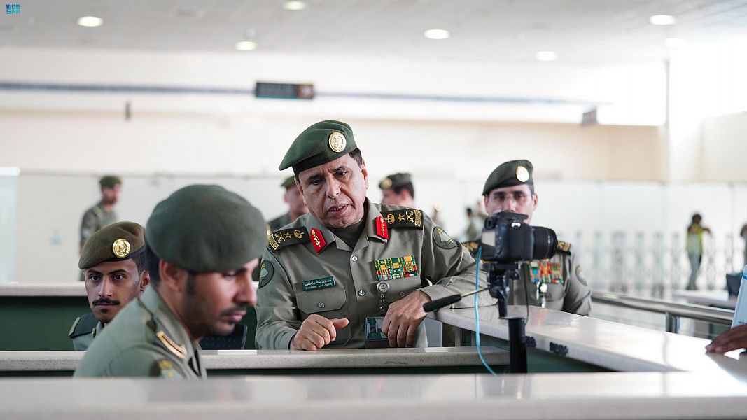 مدير عام الجوازات يقف على إنهاء إجراءات الحجاج المغادرين عبر ميناء جدة ...